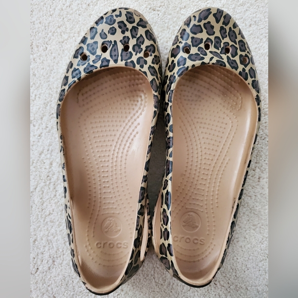 CROCS | Shoes | Crocs Kadee Leopard Animal Print Graphic Ballet Flats ...